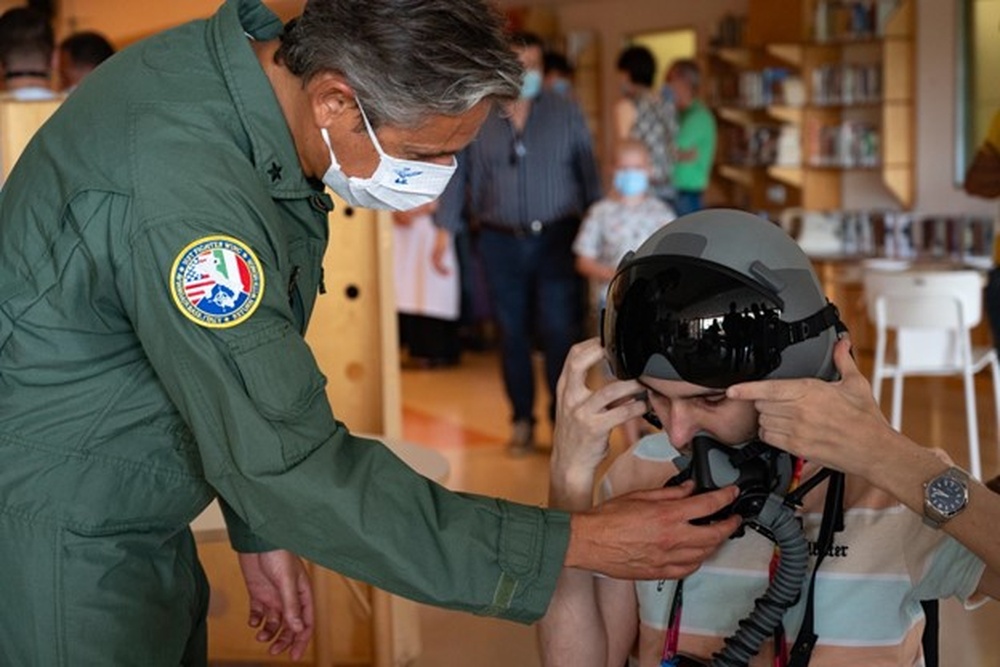DVIDS - Images - ITAF, USAF Airmen meet the real heroes [Image 2 of 3]