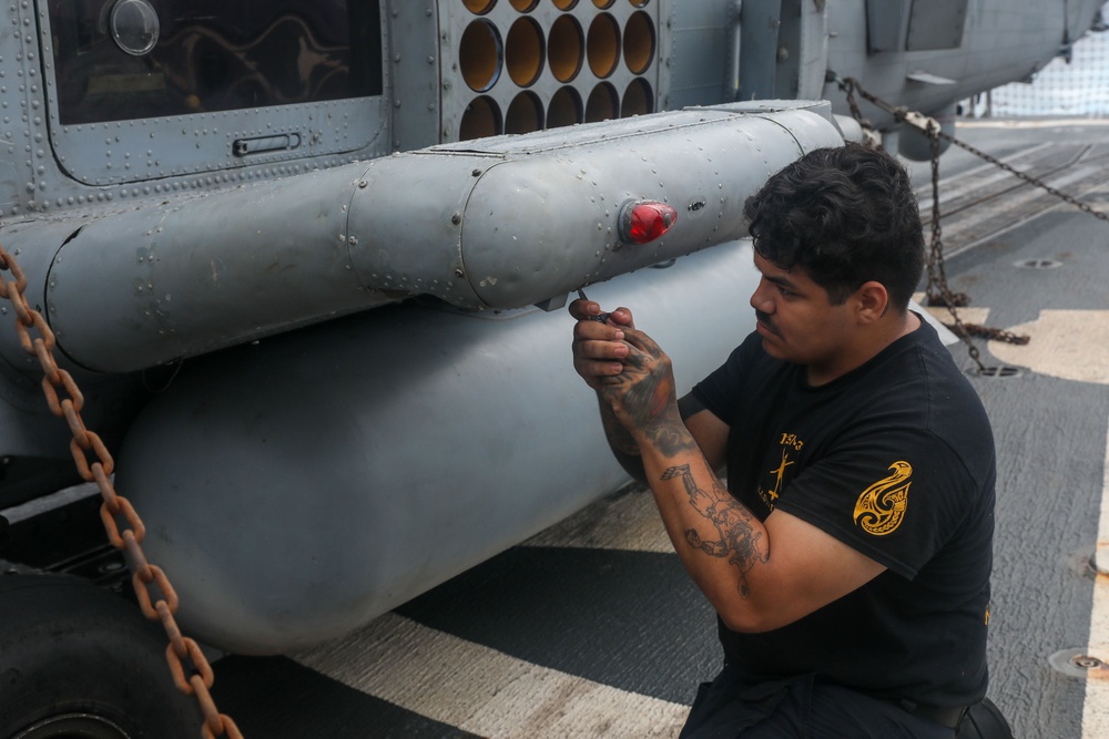 DVIDS - Images - Sailors aboard the USS Howard perform maintenance on a ...