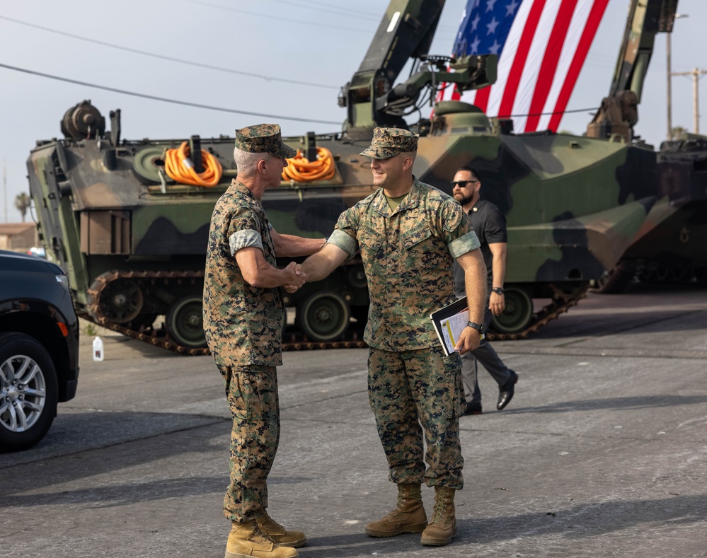 DVIDS - Images - Commandant of the Marine Corps visits 3rd AA Bn ...