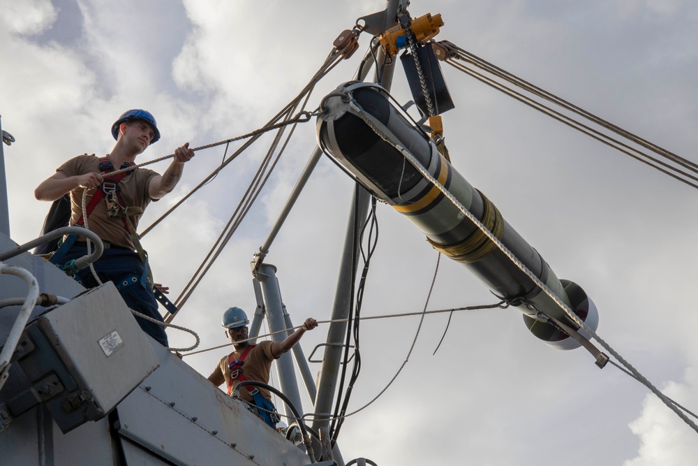 DVIDS - Images - USS Spruance Sailors load torpedoes [Image 5 of 6]