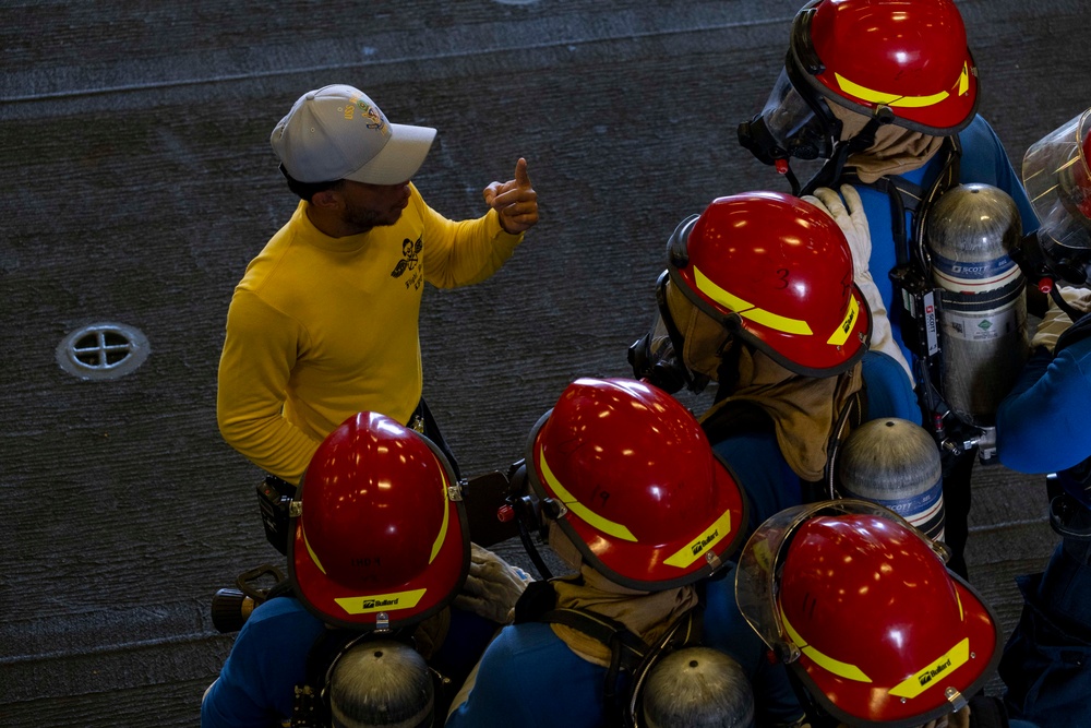 DVIDS - Images - Boxer Sailors are firefighters [Image 4 of 4]