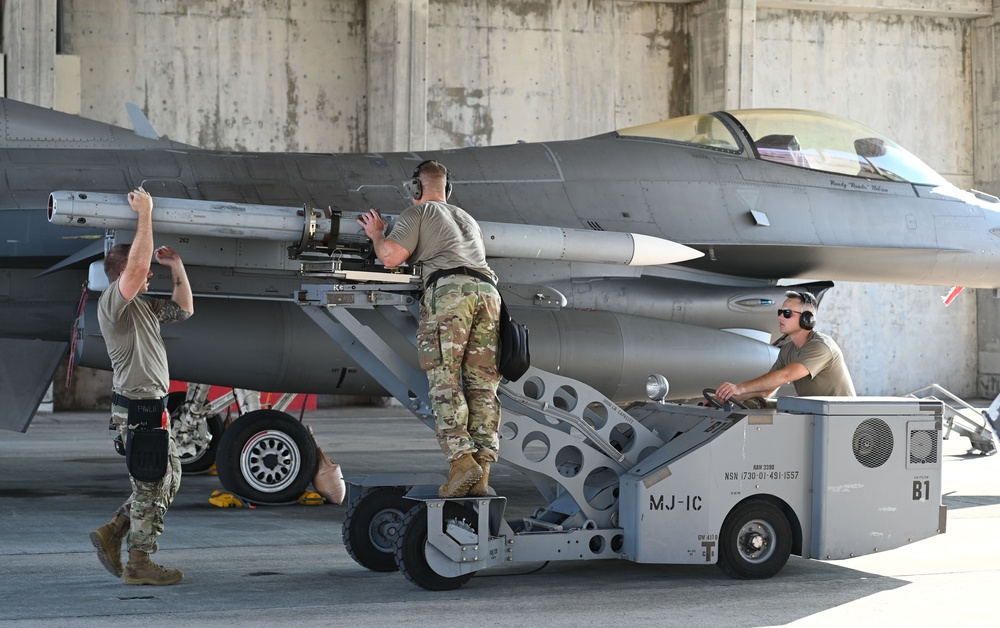 DVIDS - Images - Inert Configuration to Live Combat Weapons [Image 1 of 7]