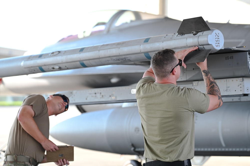 DVIDS - Images - Inert Configuration to Live Combat Weapons [Image 6 of 7]