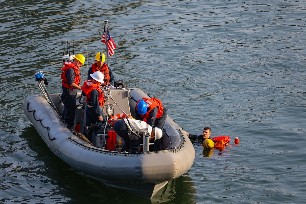 DVIDS - Images - Sailors Conduct Small Boat Operations [Image 3 of 5]