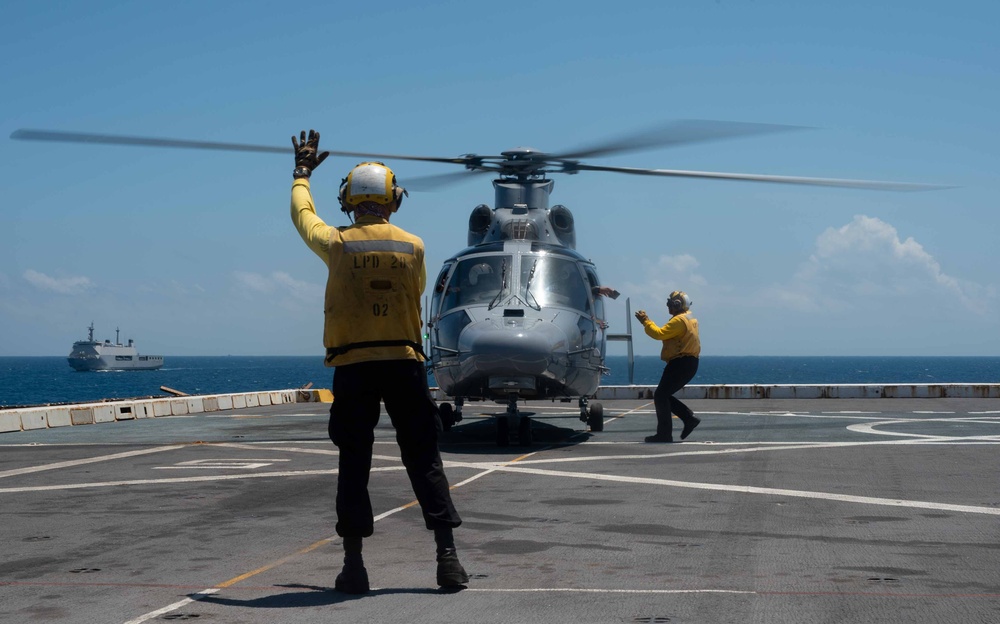 DVIDS - Images - Crossdeck Flight Operation [Image 4 of 4]