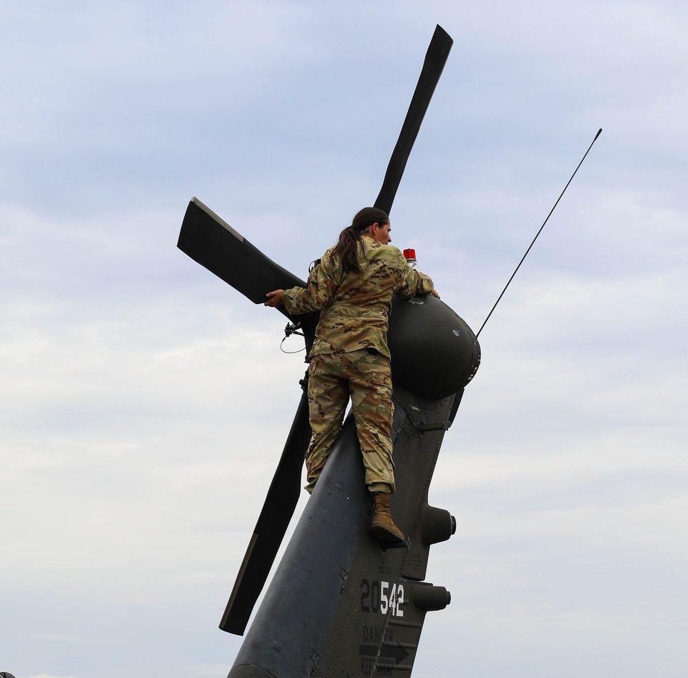 DVIDS - Images - Air Cav Troopers Conduct Pre-Flight Checks [Image 3 of 8]