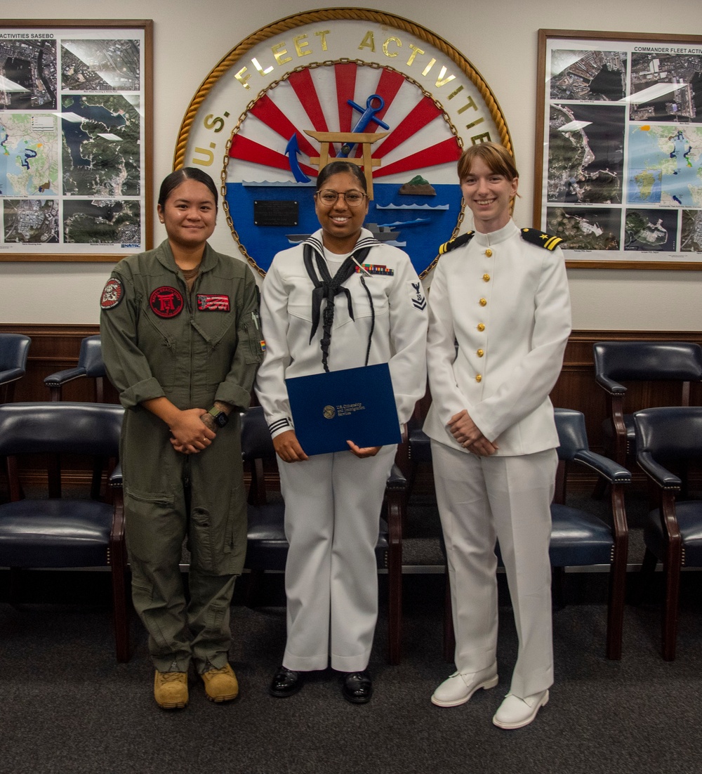 DVIDS - Images - CFAS Hosts Naturalization Ceremony [Image 6 of 6]