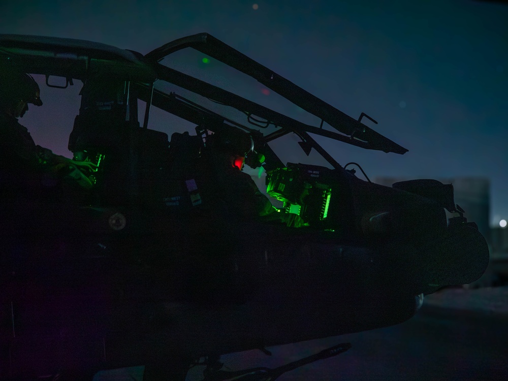 DVIDS - Images - AH-64 Apache Pilots Conduct Pre-flight Checks at Night ...