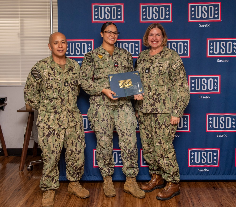 DVIDS - Images - CFAS USO Presents Salute to Service Award [Image 3 of 4]