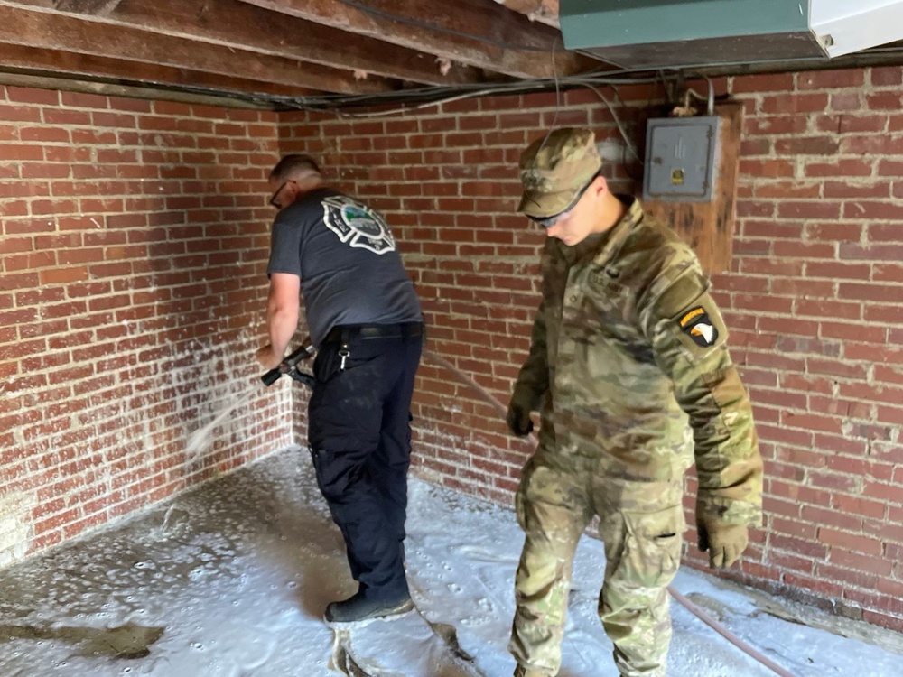 DVIDS - Images - Screaming Eagle Soldiers Clean Up HouseScreaming Eagle ...