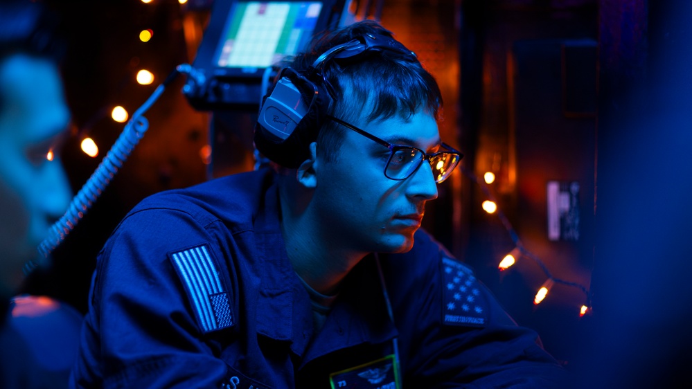 DVIDS - Images - Sailors Man Air Traffic Control Stations aboard USS ...
