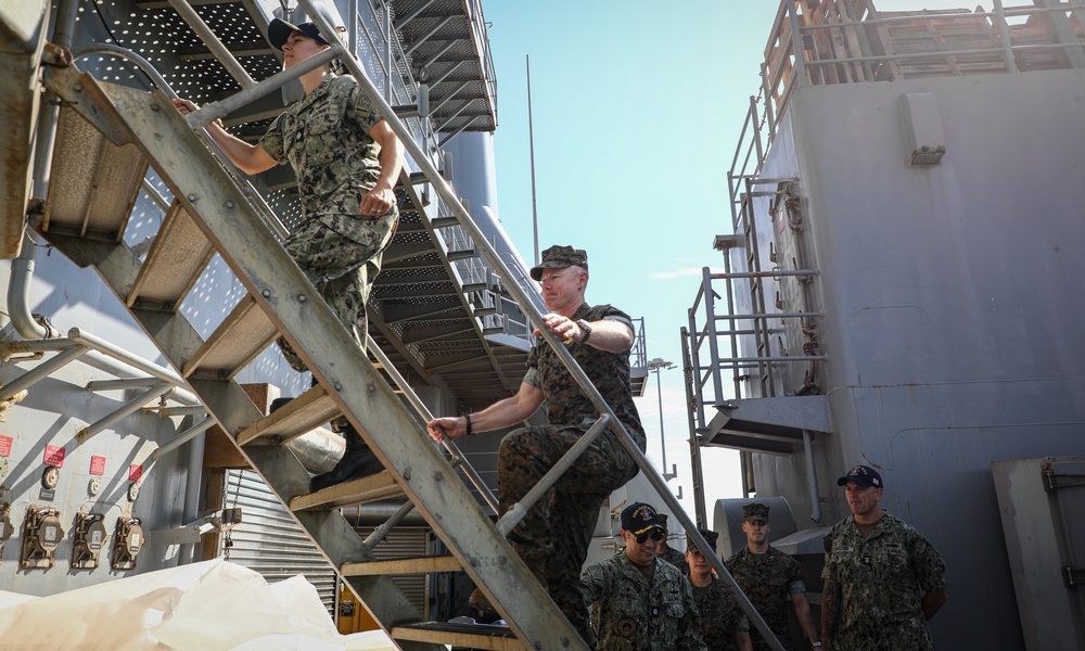 DVIDS - Images - Task Force 61/2 Commanding General visits USS Oak Hill ...