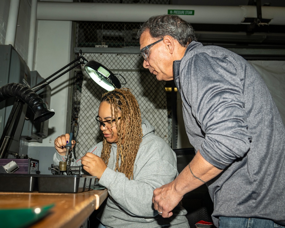 DVIDS - Images - PNSY C950 Electricians At Work [Image 8 of 10]