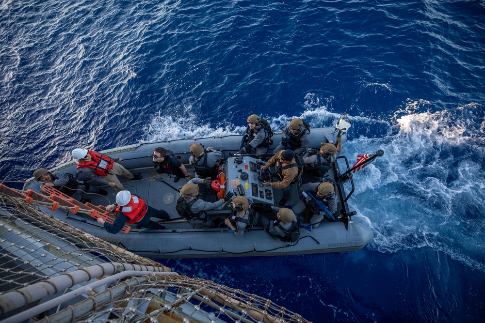 DVIDS - Images - Small Boat Operations Aboard the USS Cole [Image 16 of 23]