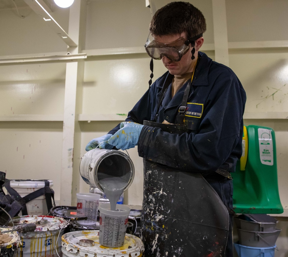 DVIDS - Images - USS George Washington Sailors issue paint [Image 4 of 5]