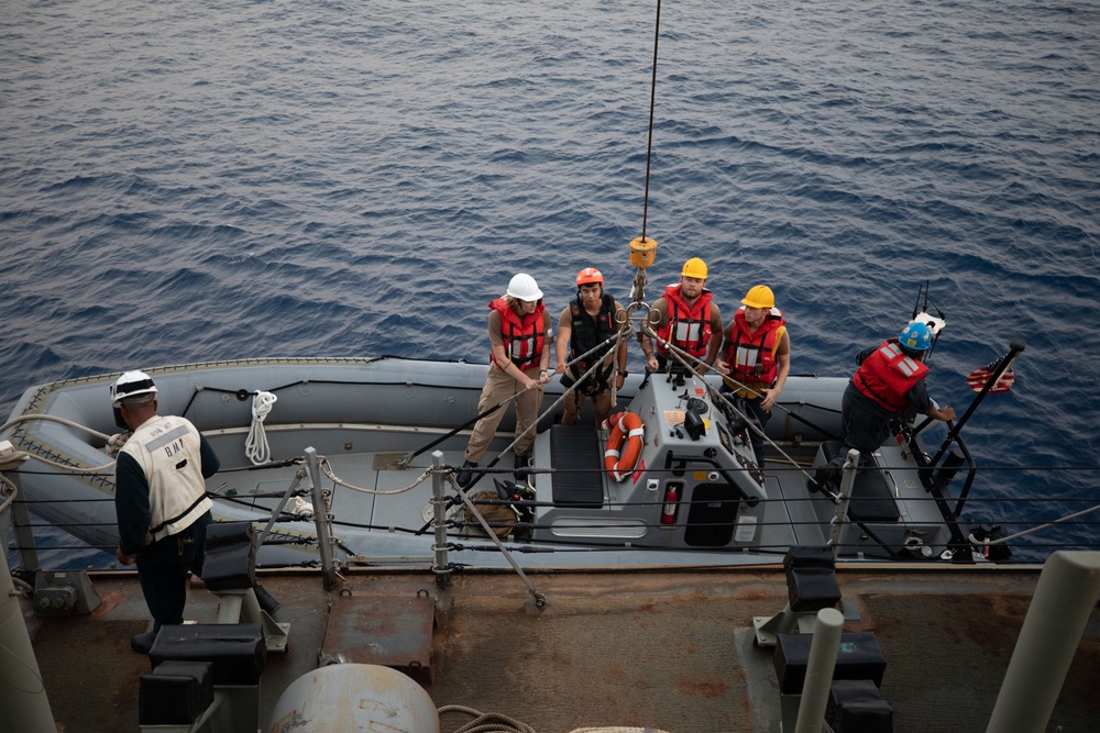 DVIDS - Images - Small Boat Operations Aboard the USS Cole [Image 5 of 5]