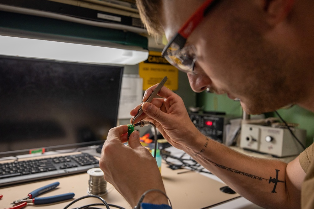 DVIDS - Images - Electronics Technician Maintenance Aboard the USS Cole ...