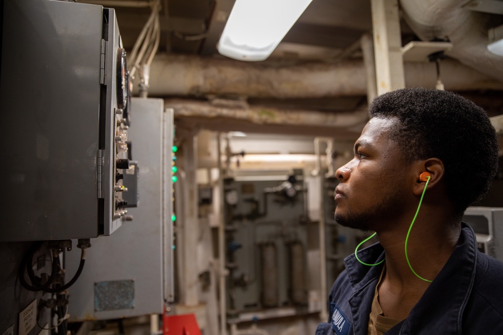 DVIDS - Images - Routine Operations aboard the USS Cole [Image 3 of 8]