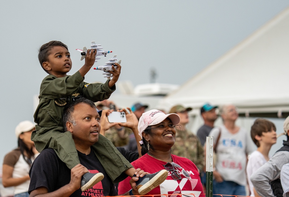 DVIDS - Images - Thunderbirds perform during the Guardians of Freedom ...