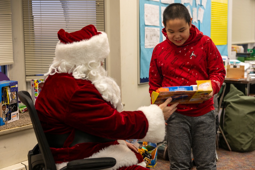 DVIDS - Images - Service Members Deliver Toys to Nuiqsut [Image 6 of 9]