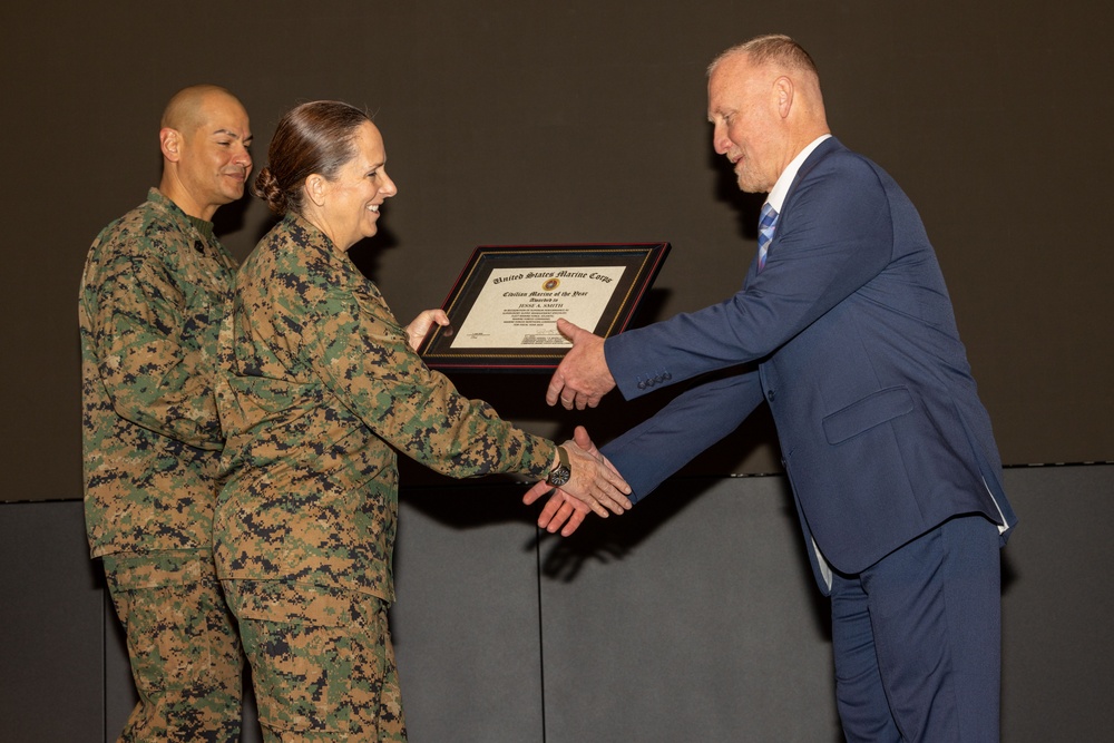 DVIDS - Images - 2024 MARFORCOM Civilian of the Year [Image 1 of 2]