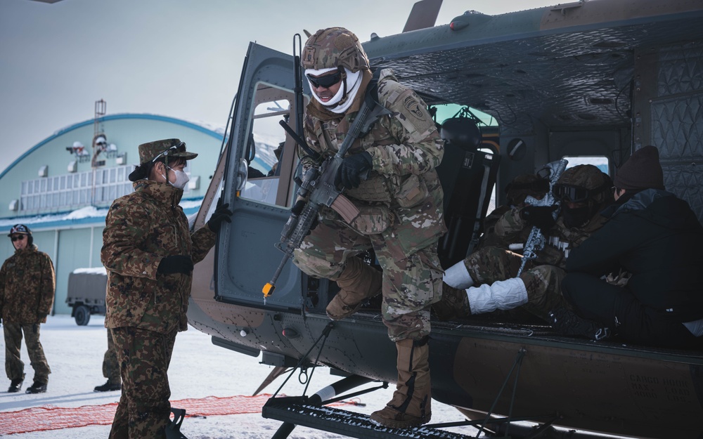 DVIDS - Images - Offloading Aircraft [Image 3 of 8]