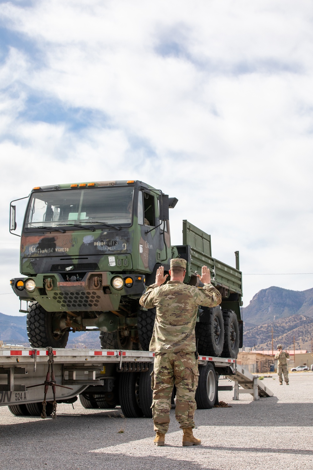 DVIDS - Images - 10th Mountain Soldiers download equipment [Image 3 of 6]