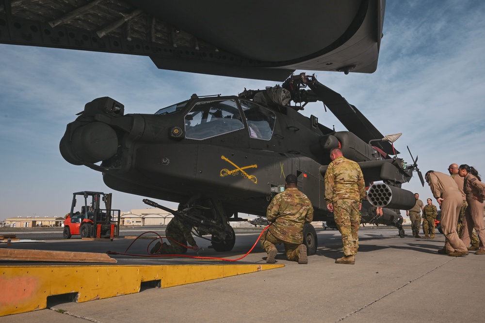 DVIDS - Images - 386th ELRS supports AH-64 Apache transport [Image 3 of 5]