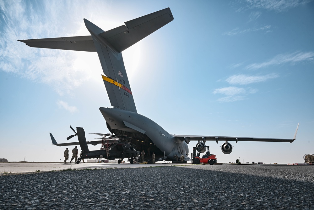 DVIDS - Images - 386th ELRS supports AH-64 Apache transport [Image 4 of 5]