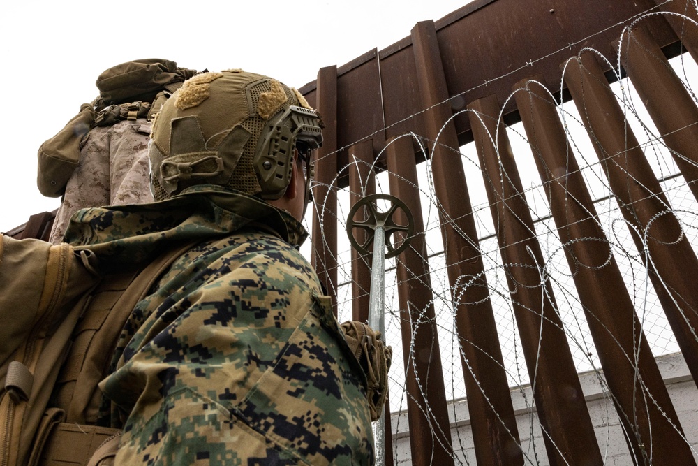 DVIDS - Images - U.S. Marines mount concertina wire along southern border
