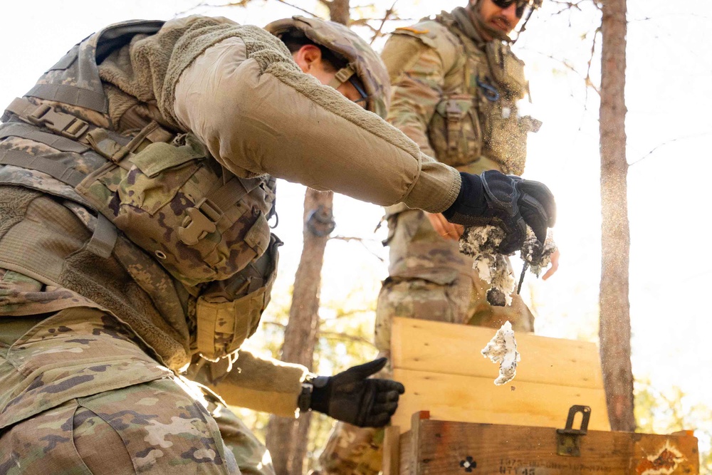 DVIDS - Images - Combat Engineers conduct Breaching and Detonation Drills [Image 9 of 35]