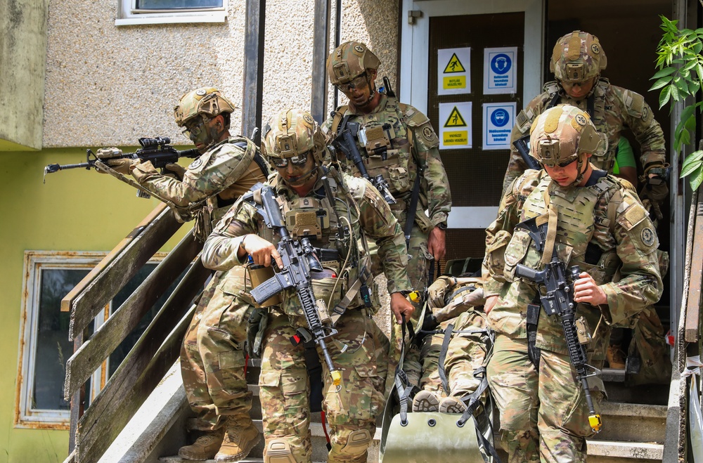 DVIDS - Images - 2CR Soldiers execute room clearing readiness training ...