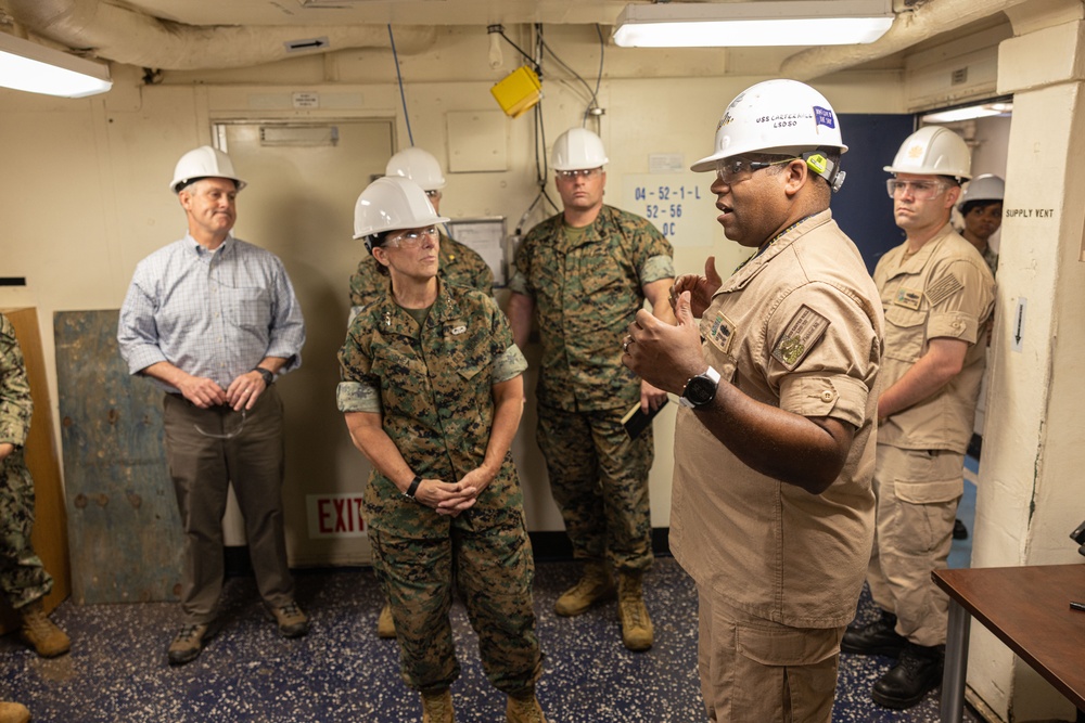 DVIDS - Images - MARFORCOM Commander visits USS CARTER HALL [Image 8 of 12]