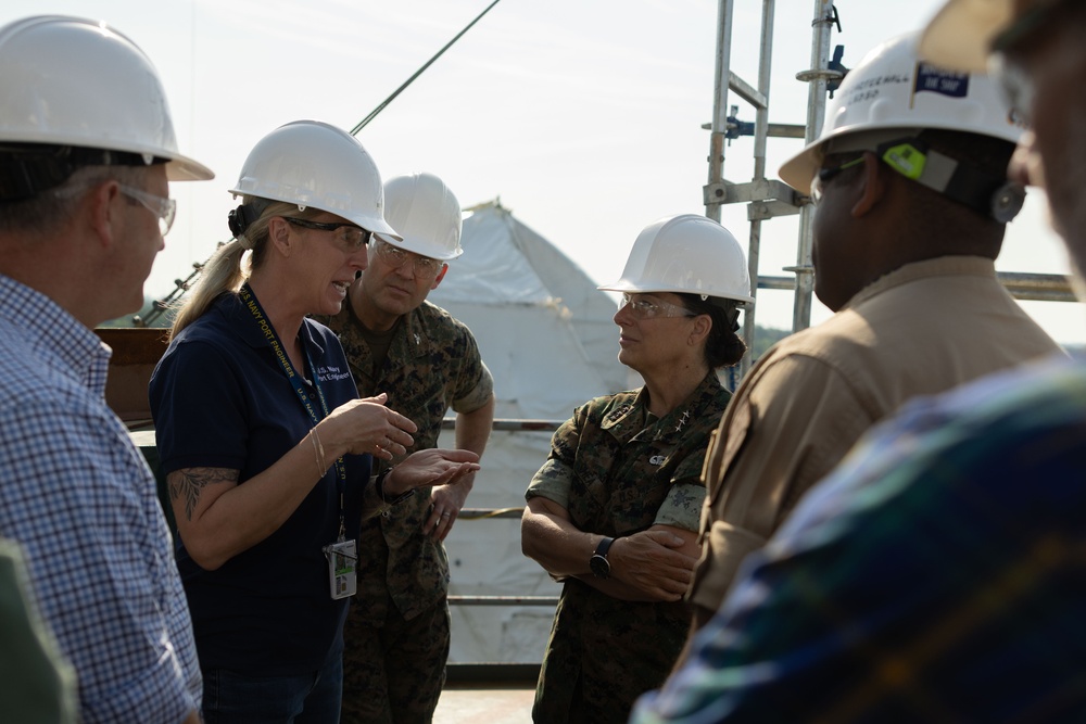 DVIDS - Images - MARFORCOM Commander visits USS CARTER HALL [Image 11 ...