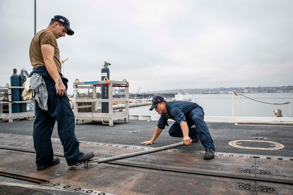 DVIDS - Images - Abraham Lincoln conducts routine operations [Image 1 of 4]