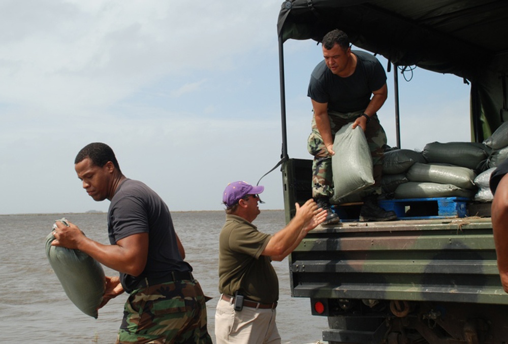 DVIDS - News - National Guard Sandbags Levee, Protects Highway