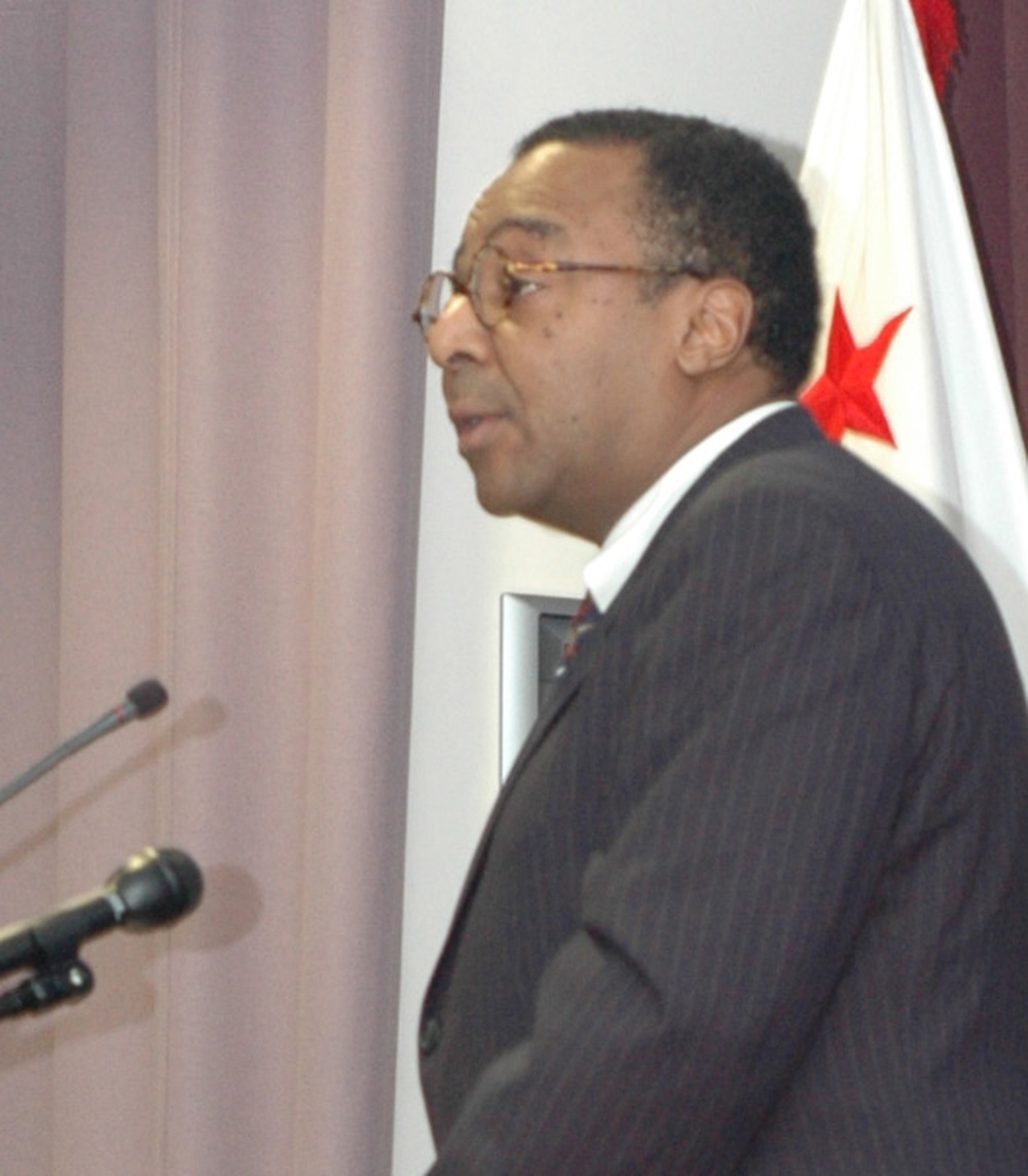 DVIDS - Images - Pulitzer Prize-Winning Columnist Addresses Defense ...