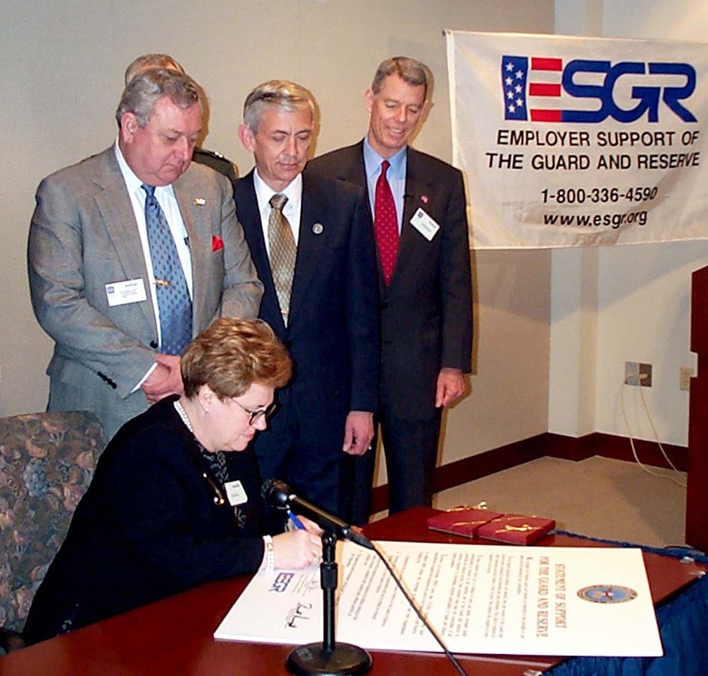 DVIDS - Images - SHRM President Signs Statement Supporting Guard and ...