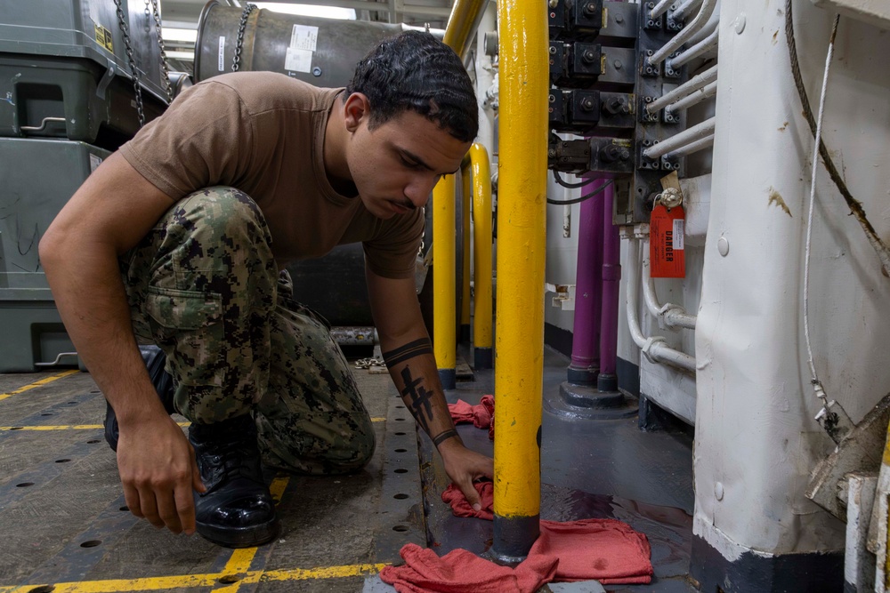 DVIDS - Images - Abraham Lincoln conducts routine operations [Image 1 of 5]