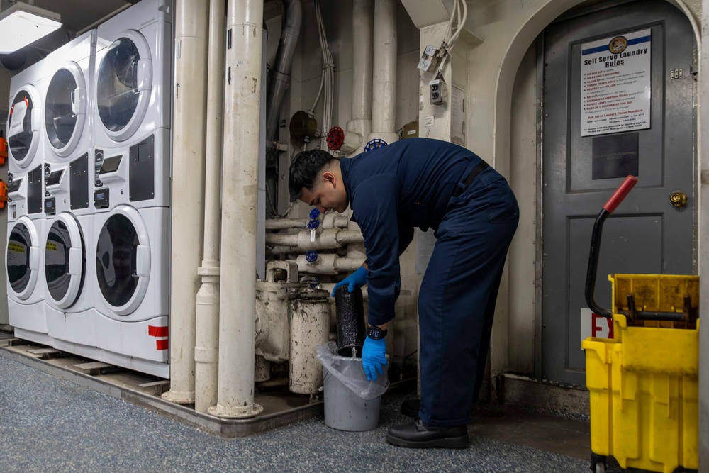 DVIDS - Images - Abraham Lincoln conducts routine operations [Image 2 of 5]