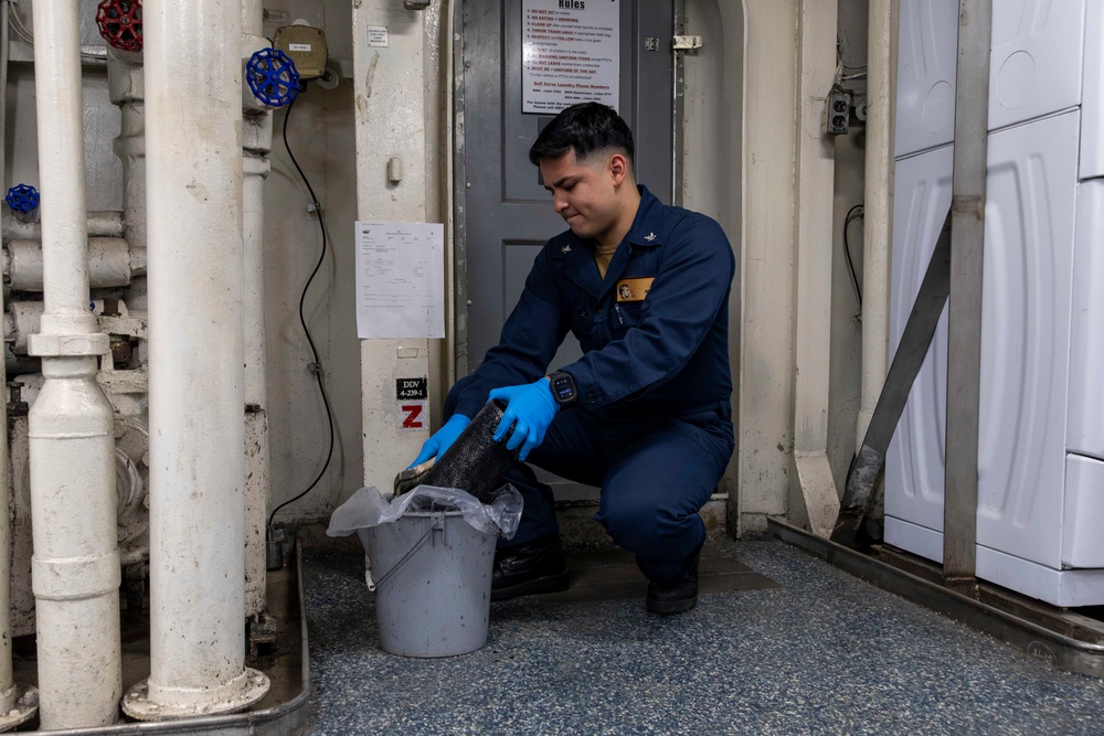 DVIDS - Images - Abraham Lincoln conducts routine operations [Image 5 of 5]