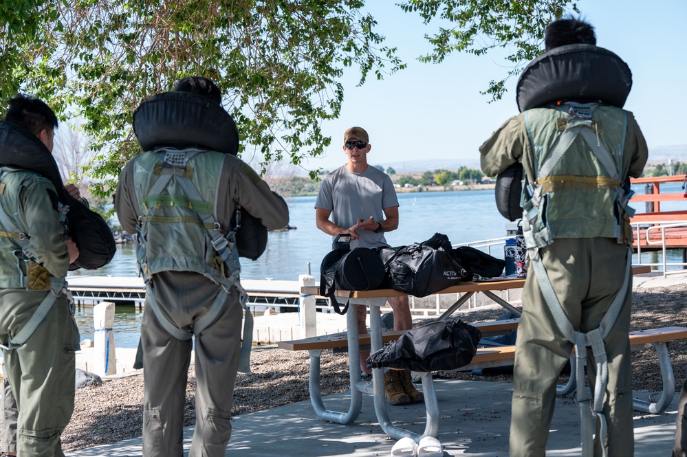DVIDS - Images - SERE Water Survival Training [Image 1 of 4]