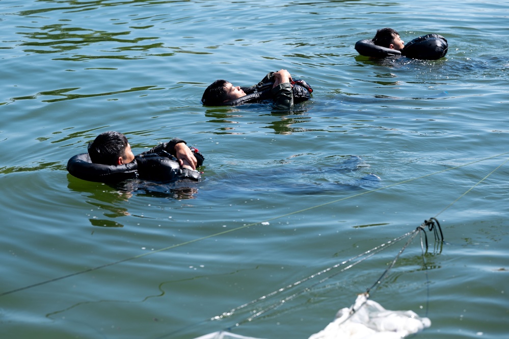 DVIDS - Images - SERE Water Survival Training [Image 3 of 4]