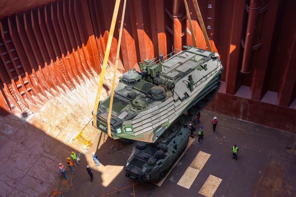 DVIDS - Images - Native Fury 25: AAV Load up [Image 6 of 14]