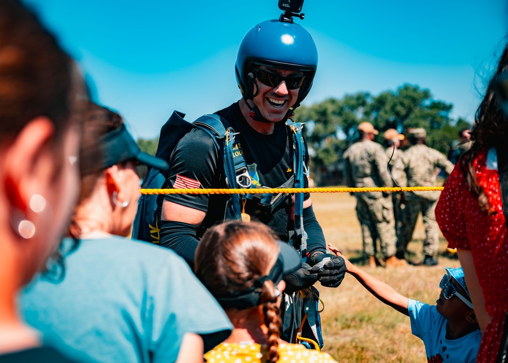 DVIDS - Images - U.S. Navy Leap Frogs Jump Into Ft. D.A. Russell Days ...