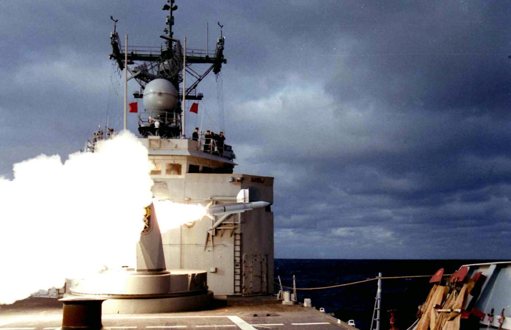 DVIDS - Images - The USS Thach (FFG 43) launches a Standard Missile.