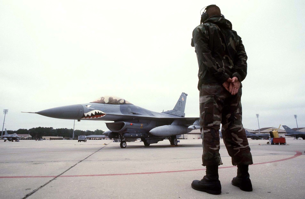 DVIDS - Images - F-16 Fighting Falcon waits to launch from Pope for a ...