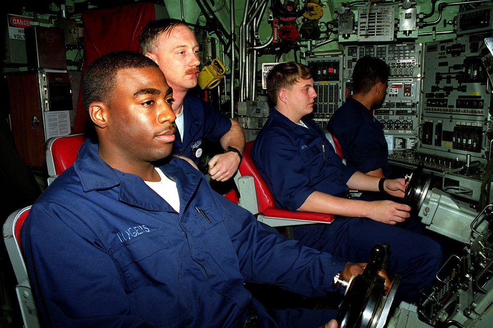 DVIDS - Images - Crewmen maneuver attack submarine USS Annapolis in the ...