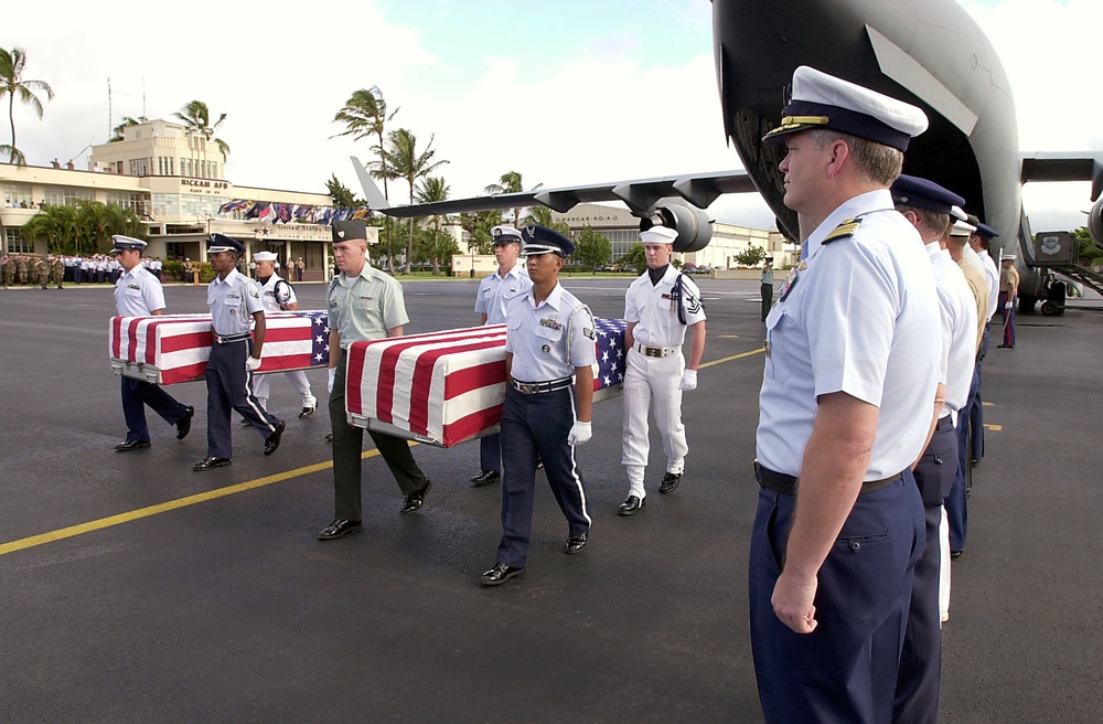 DVIDS - Images - Two honor guards remove flag-draped transfer cases ...