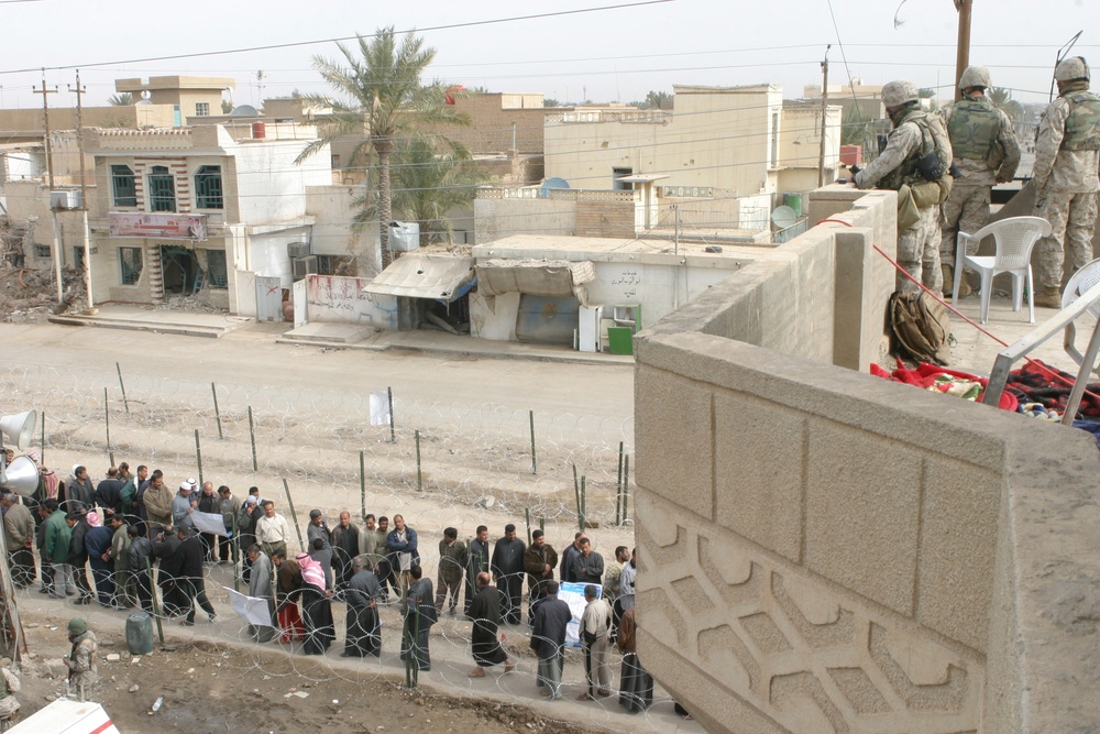 DVIDS - Images - Members of the Iraqi Police and U.S. Marines watch ...